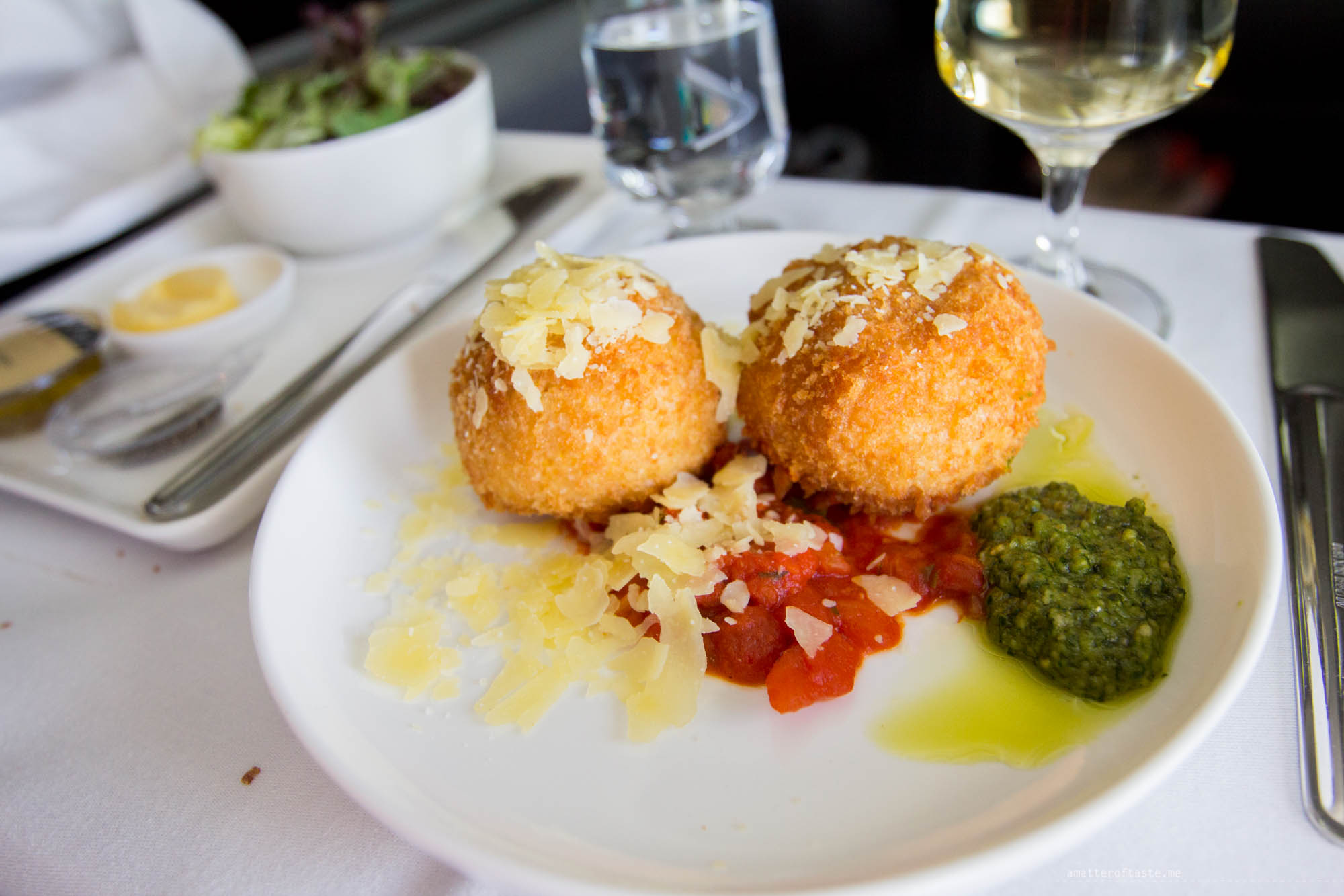 Travelling business class: Brisbane - Singapore with Qantas QF51/QF52 ...